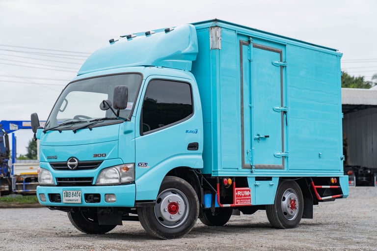 HINO INNOVATOR 300 XZU 4 ล้อ ตู้ 6 บาน - Truck2Hand.com