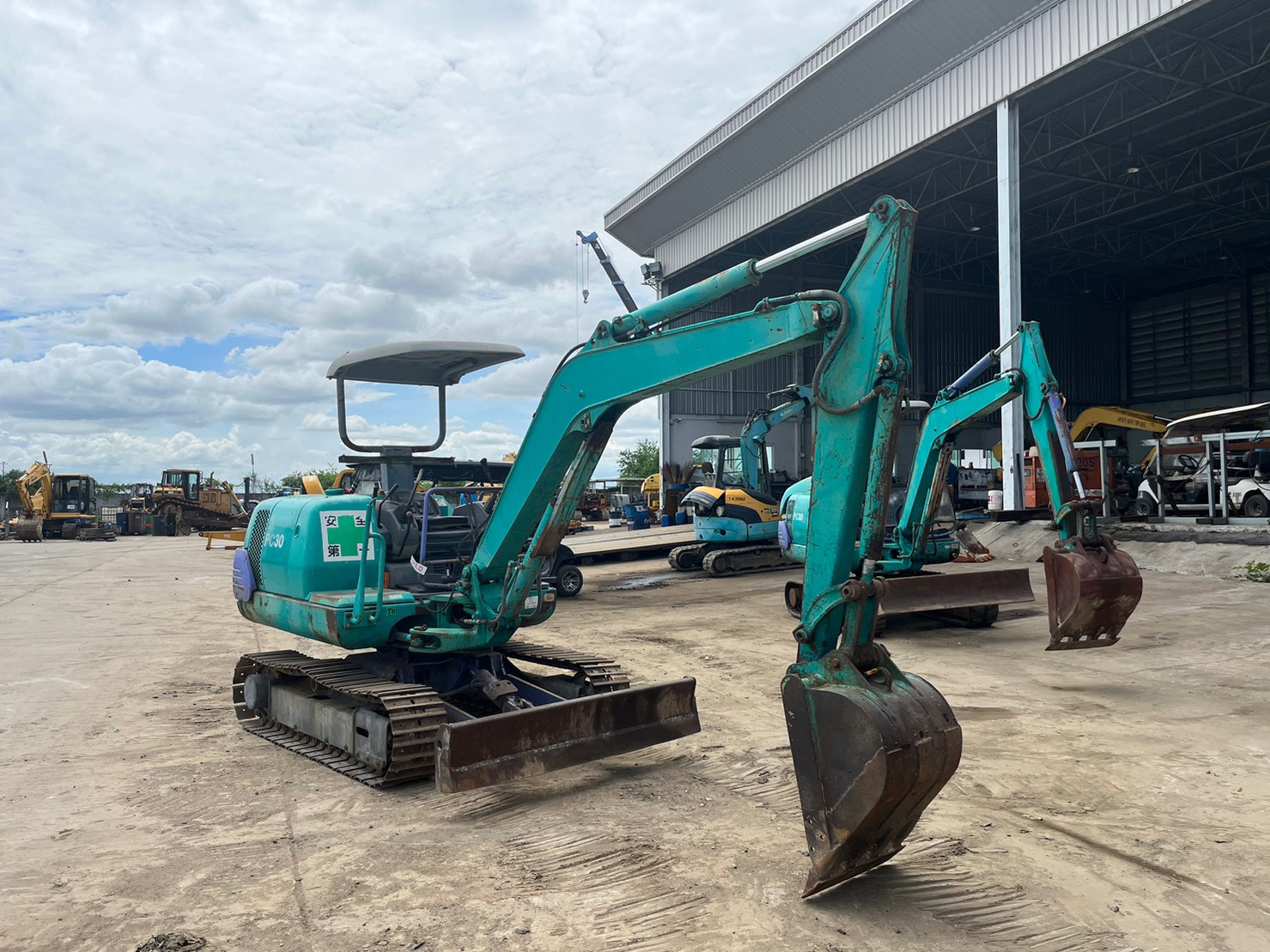 KOMATSU PC30-7E นำเข้าจากญี่ปุ่น จัดไฟแนนซ์ - Truck2Hand.com