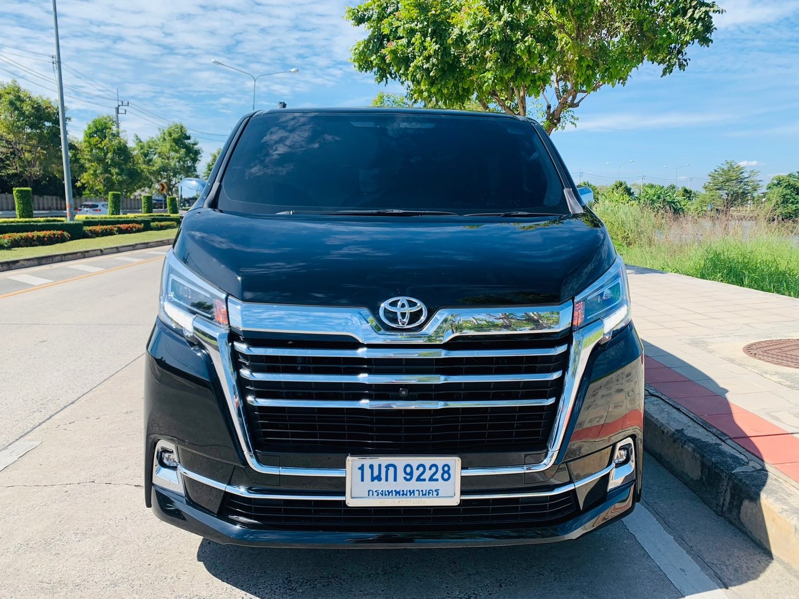 NEW TOYOTA MAJESTY 2.8 PREMIUM 6AT SUV 2020 - Truck2Hand.com