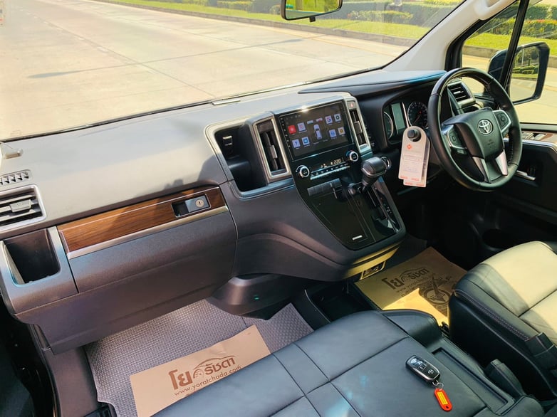 NEW TOYOTA MAJESTY 2.8 PREMIUM 6AT SUV 2021 - Truck2Hand.com